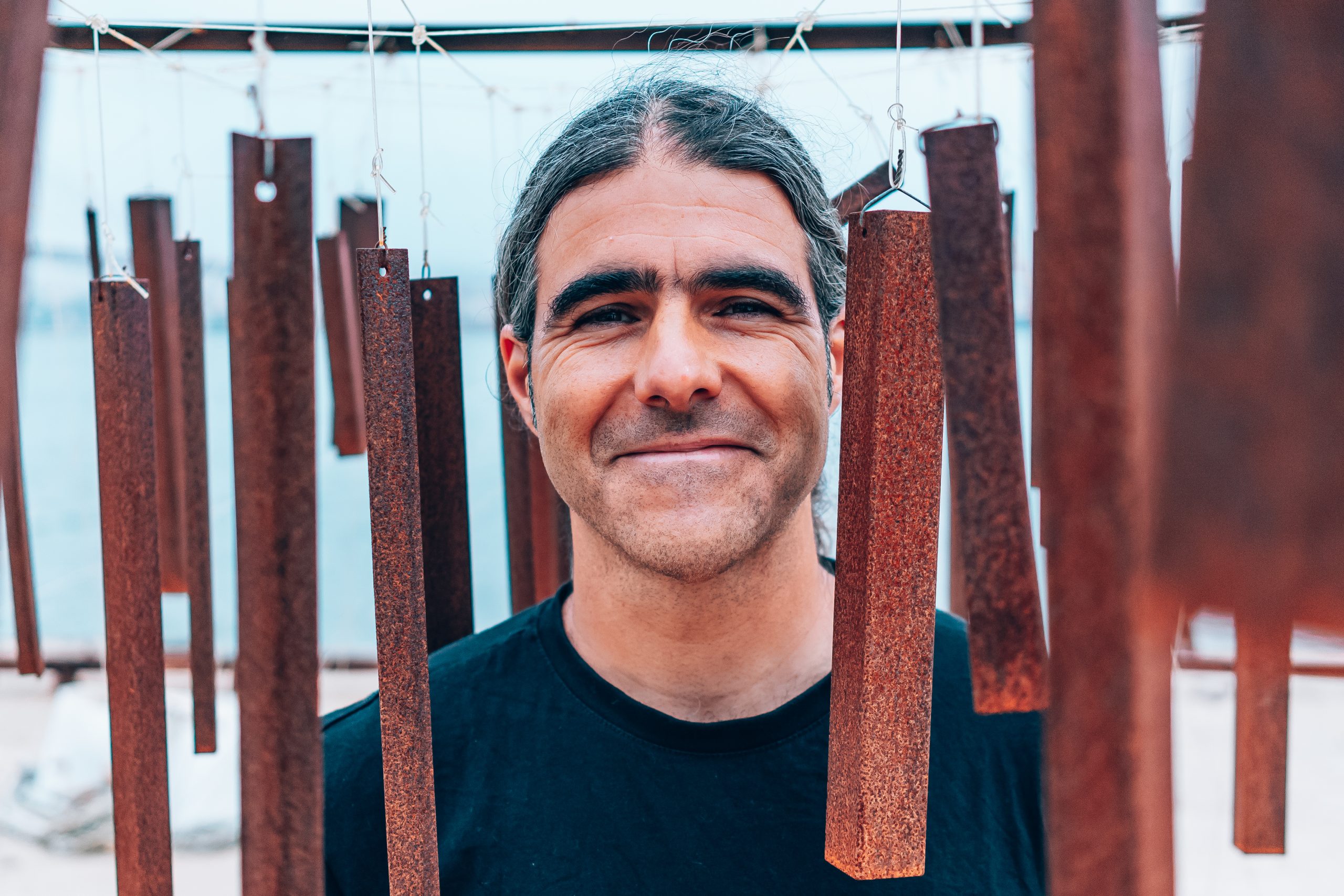 Tejo. Rui mergulha quadros no rio e alerta para o clima