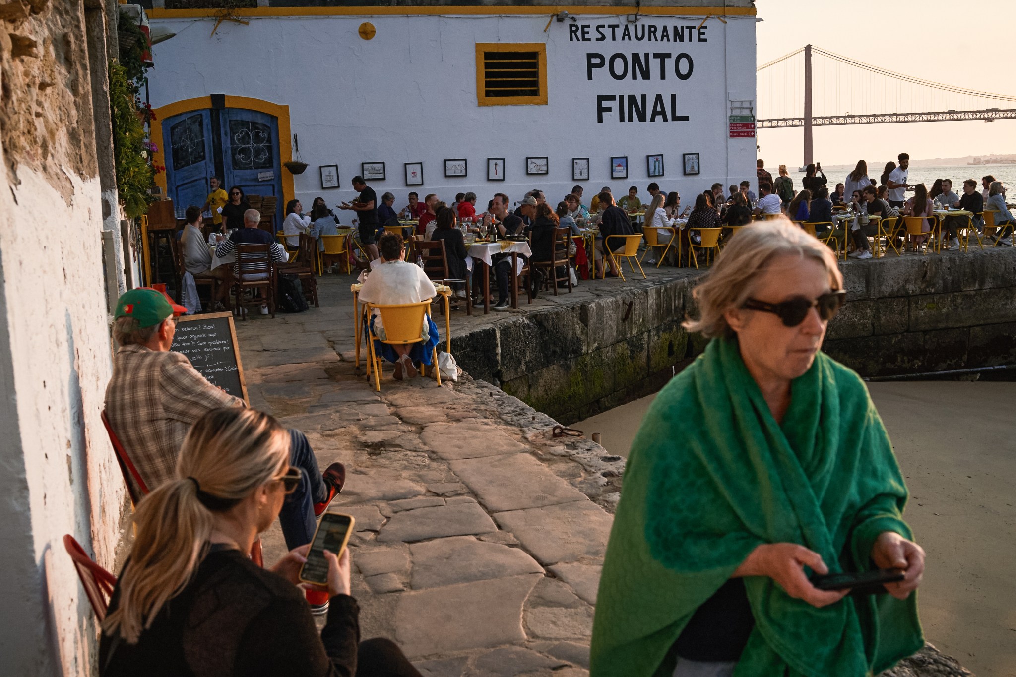 Cais do Ginjal: o que será dos pescadores, artistas, ocupas e turistas?