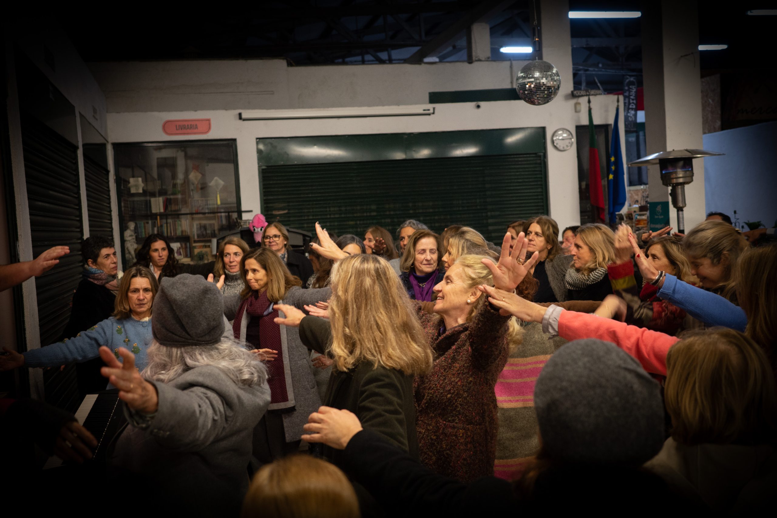 De dia loja em segunda mão, à noite coro no Mercado do Rato